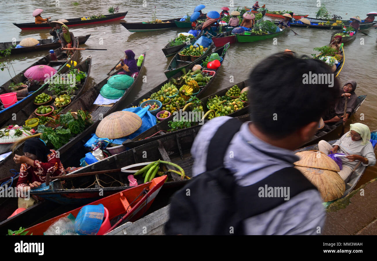 Floating market in Banjarmasin city, South Kalimantan, Indonesia Stock ...