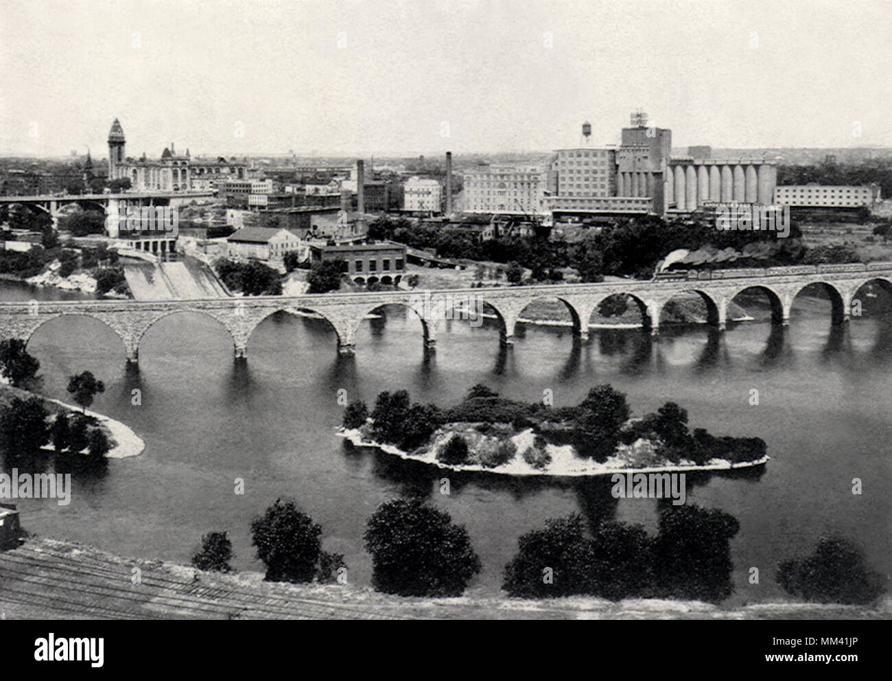 Stone Arch Bridge. Minneapolis. 1920 Stock Photo - Alamy
