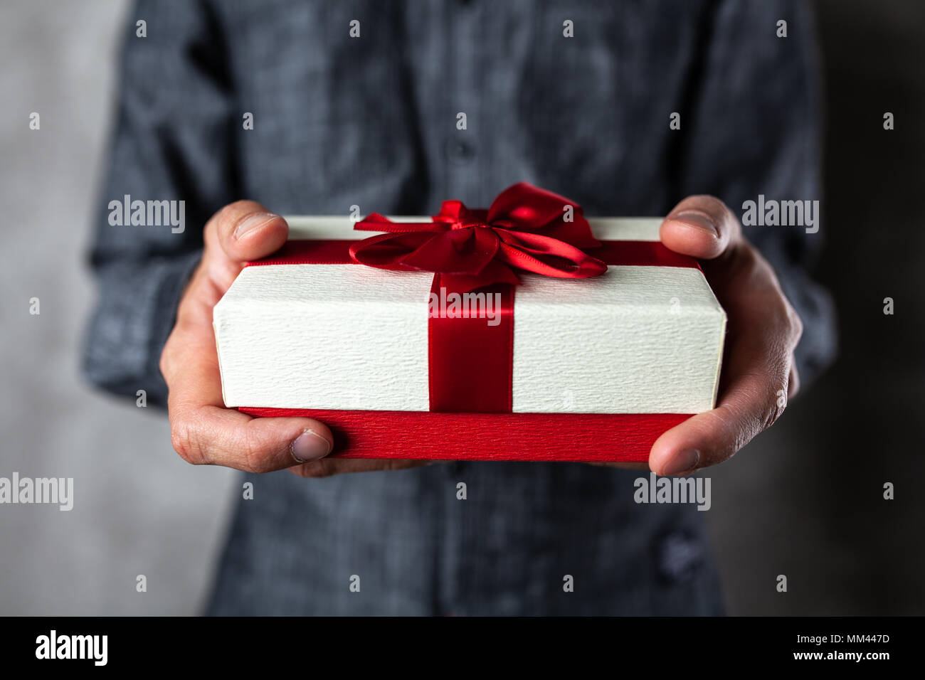 Present hand hi-res stock photography and images - Alamy