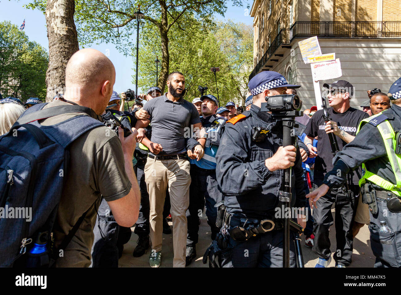 The metropolitan police hijab hi-res stock photography and images - Alamy