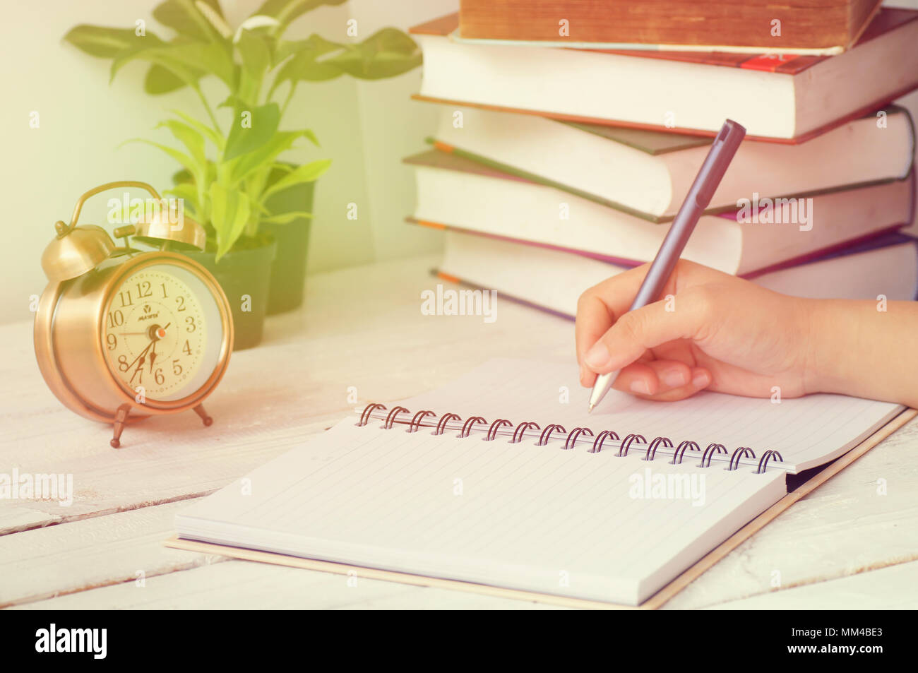 Women writing paper hi-res stock photography and images - Alamy