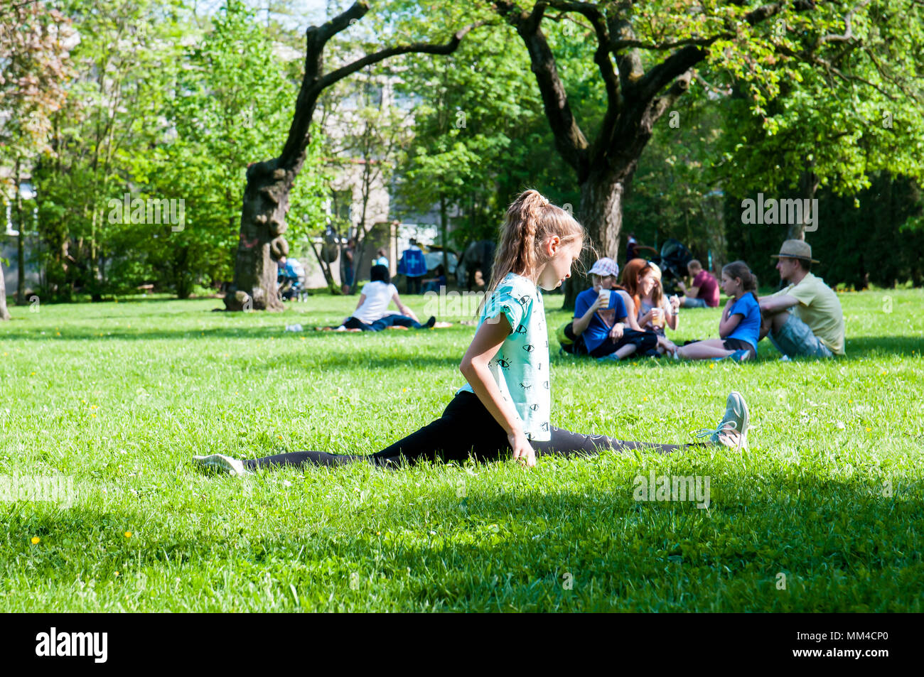 Children running on grass hi-res stock photography and images - Alamy