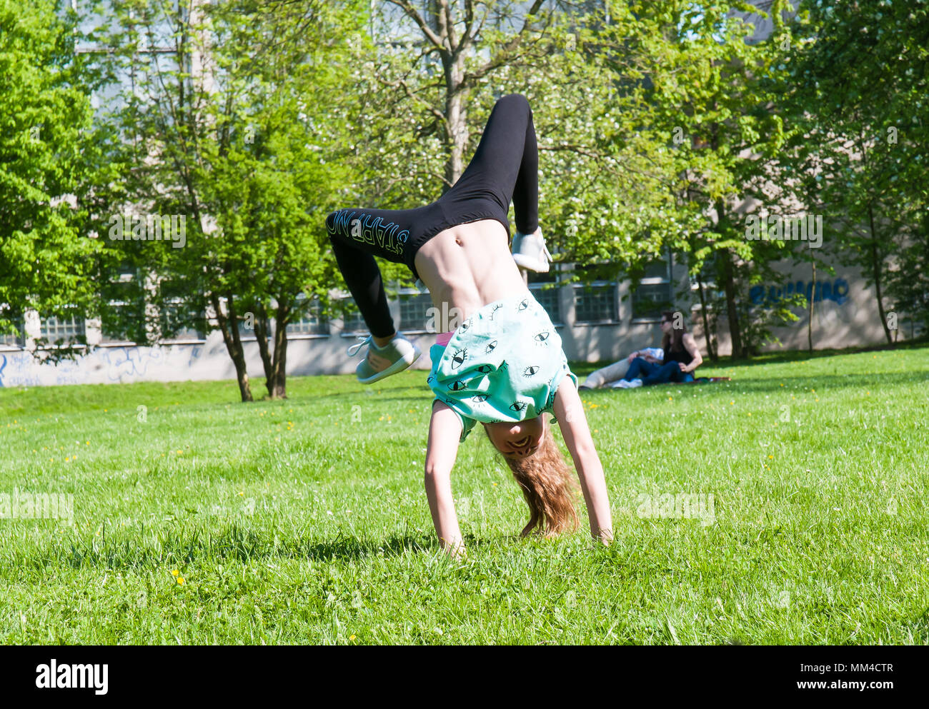 Handstand child hi-res stock photography and images - Alamy