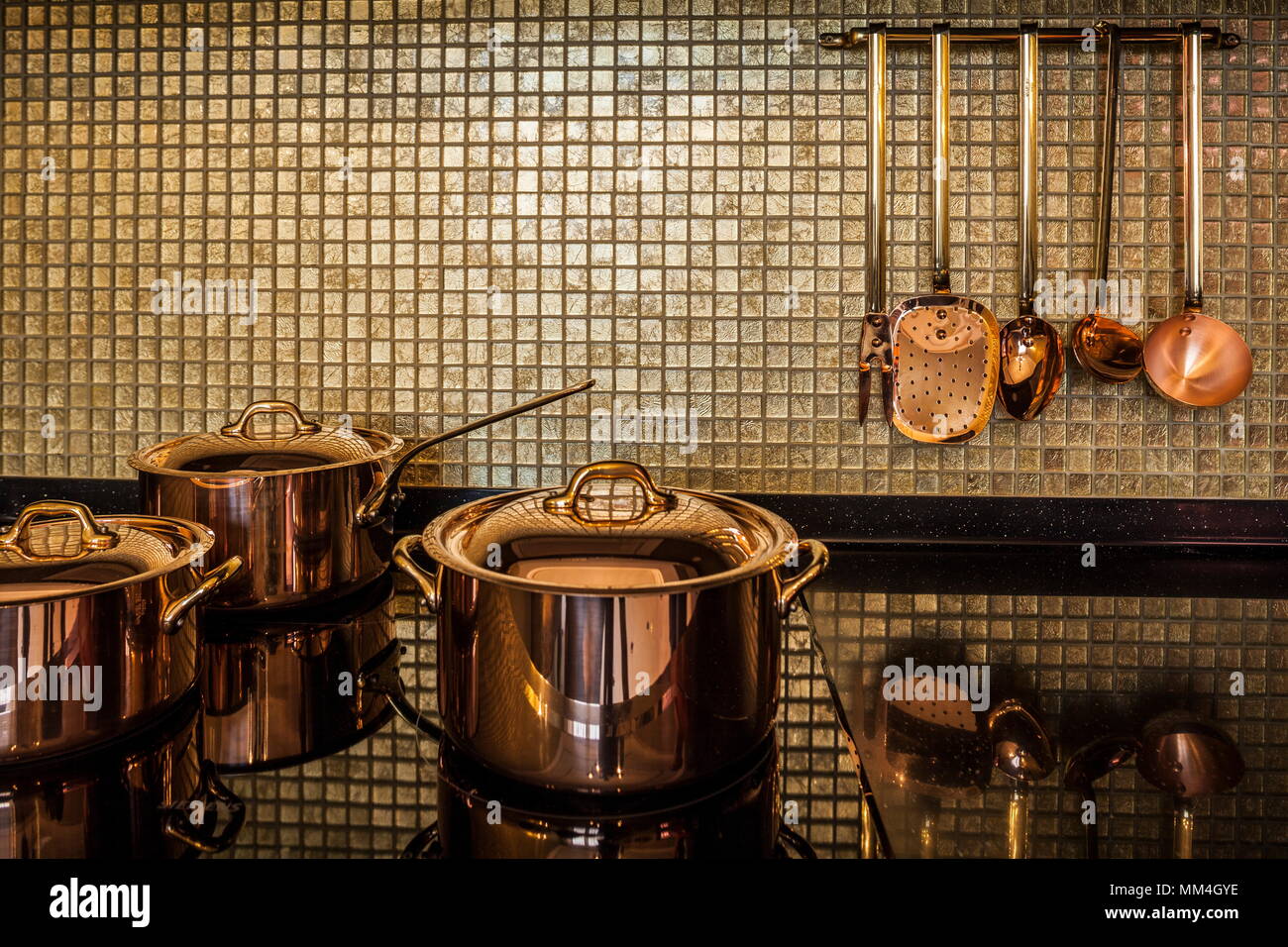 Interior of modern kitchen copper Saucepan Stock Photo - Alamy