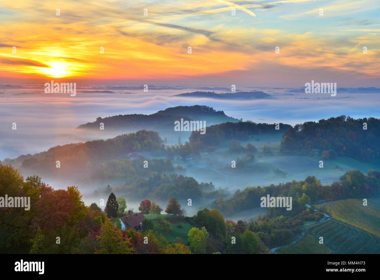 Foggy hills hi-res stock photography and images - Alamy