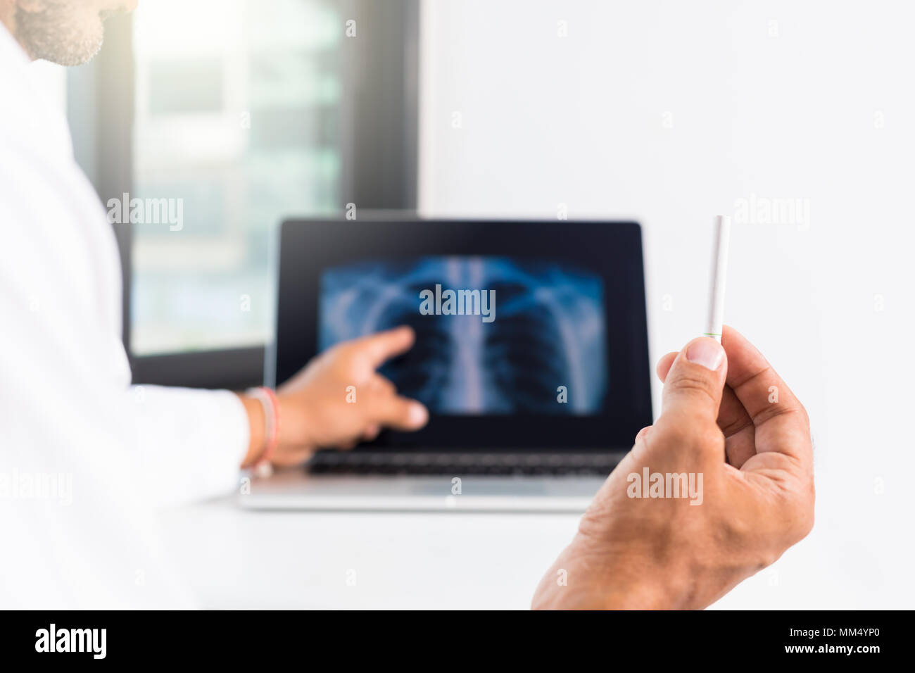 Doctor explaining lungs x-ray on computer screen to patient Stock Photo ...