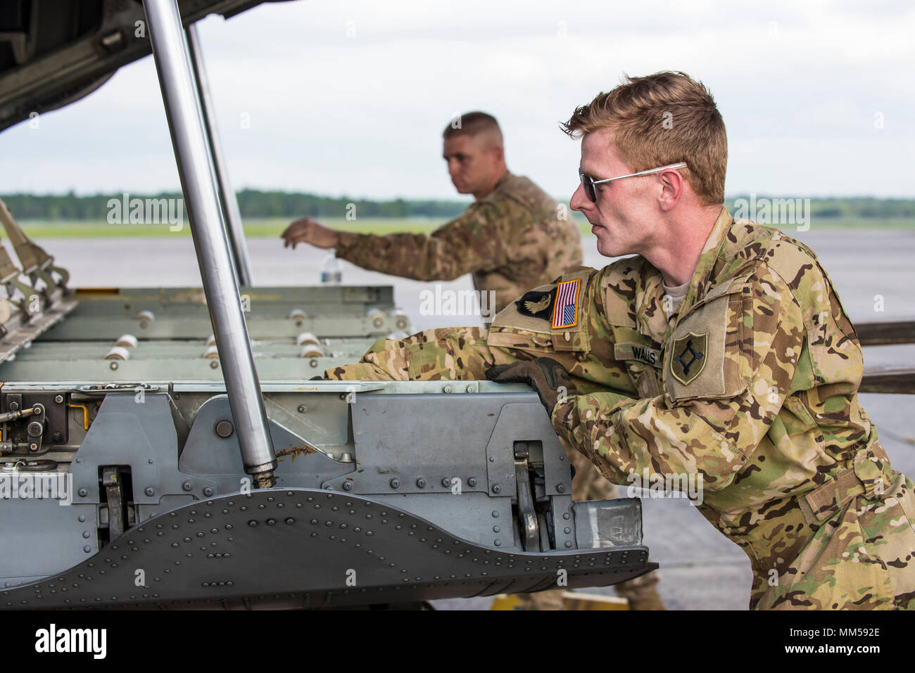 Blackhawk Crew Chief Spc. Lee Walls with Company D, 1st Battalion ...