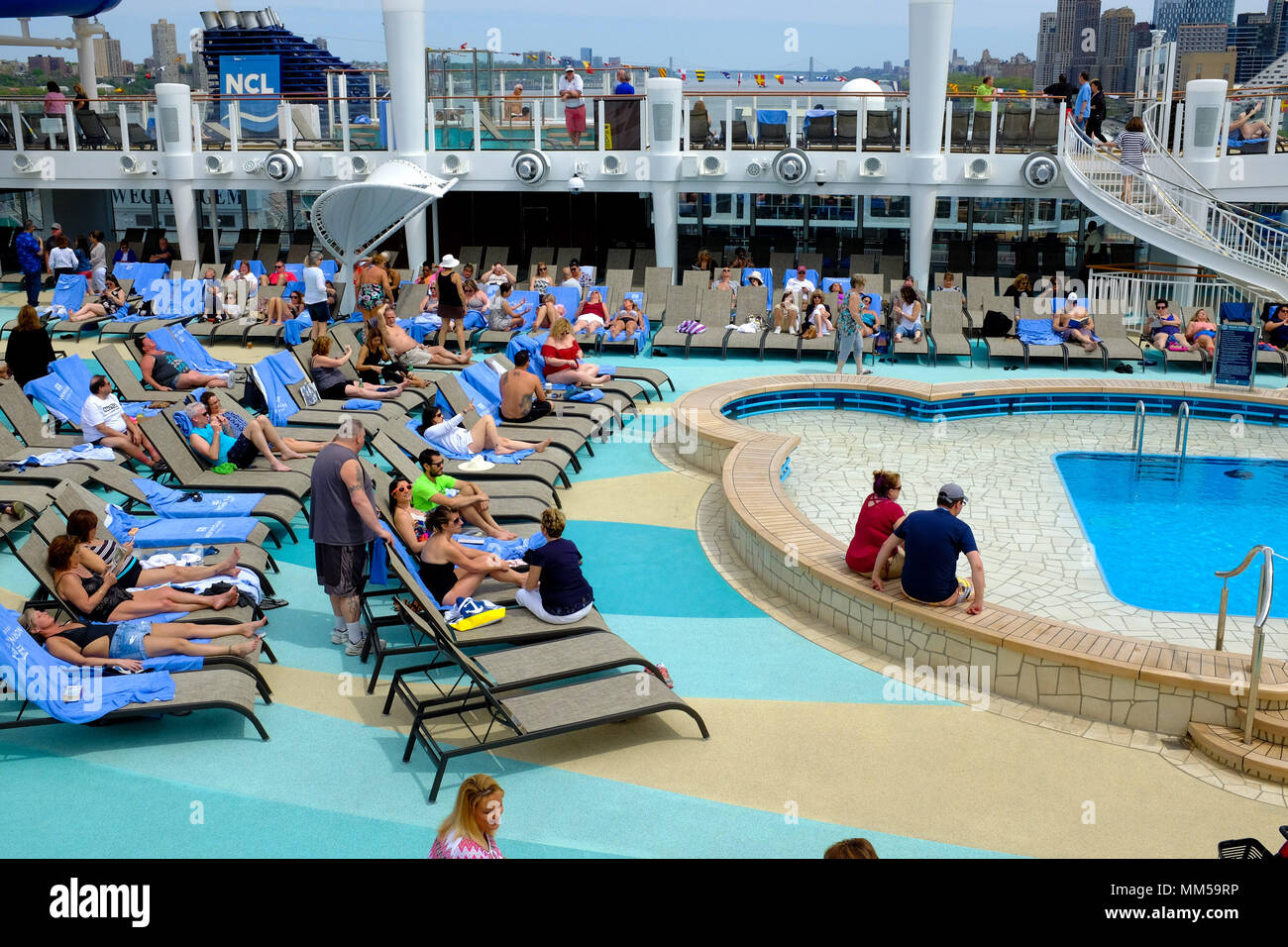 Crowded swimming pool cruise ship hi-res stock photography and images ...