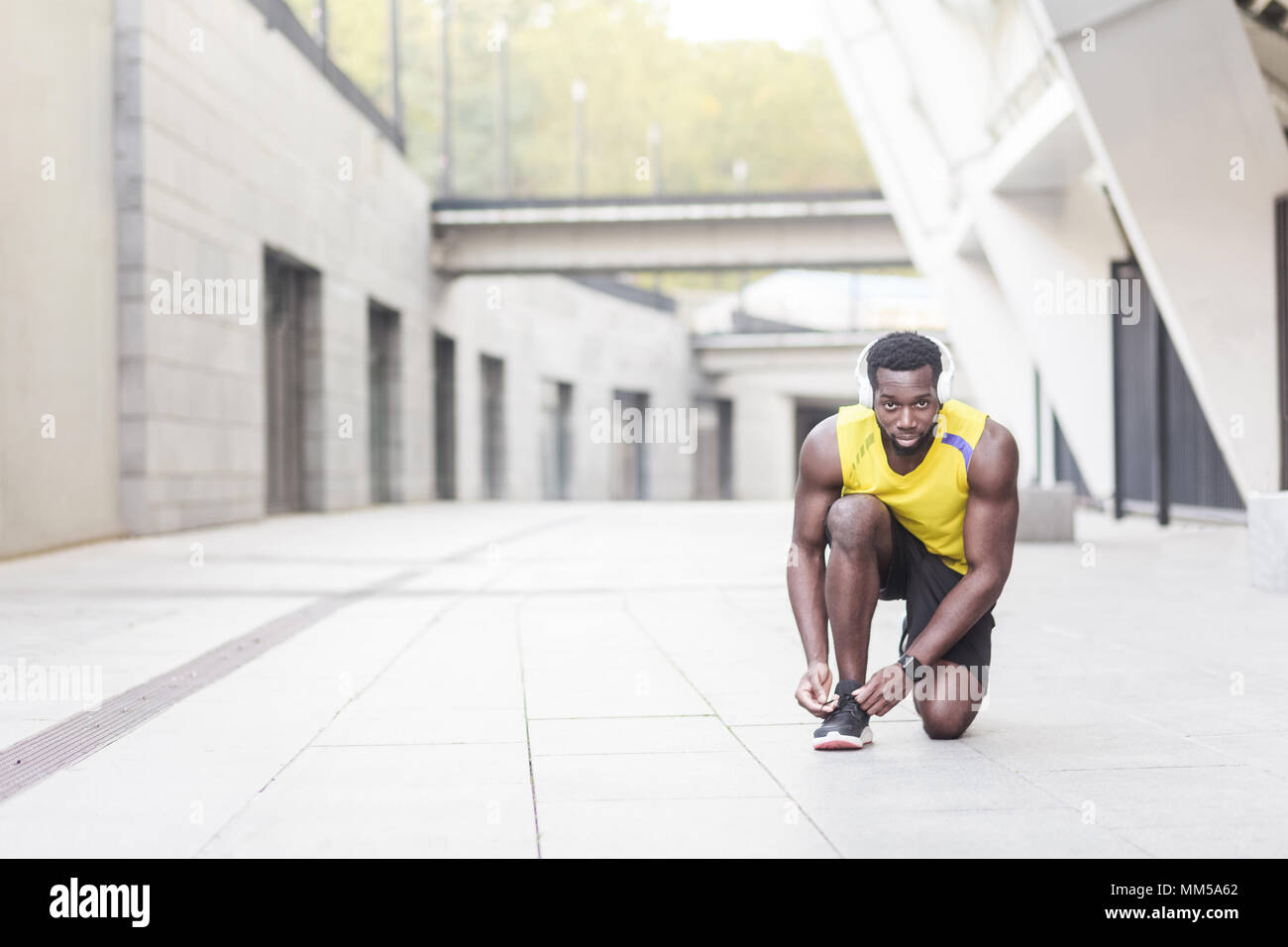 Man tieing black tie hi-res stock photography and images - Alamy