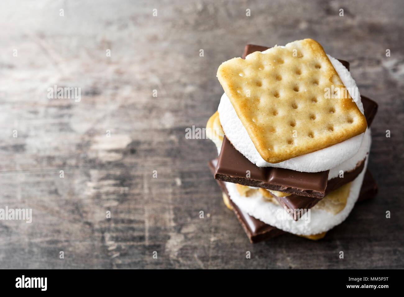 Homemade smores on wooden table. Copyspace Stock Photo - Alamy