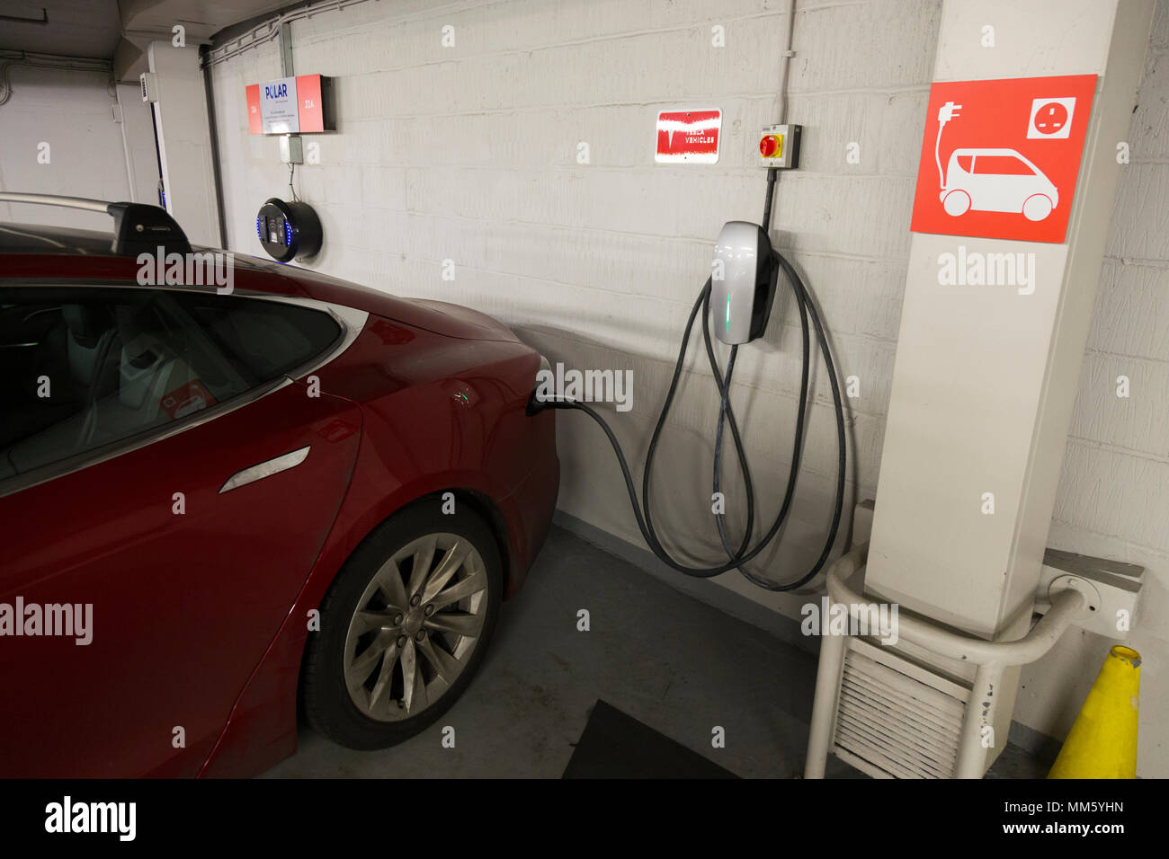 Multi storey car park electric cars hi-res stock photography and images ...