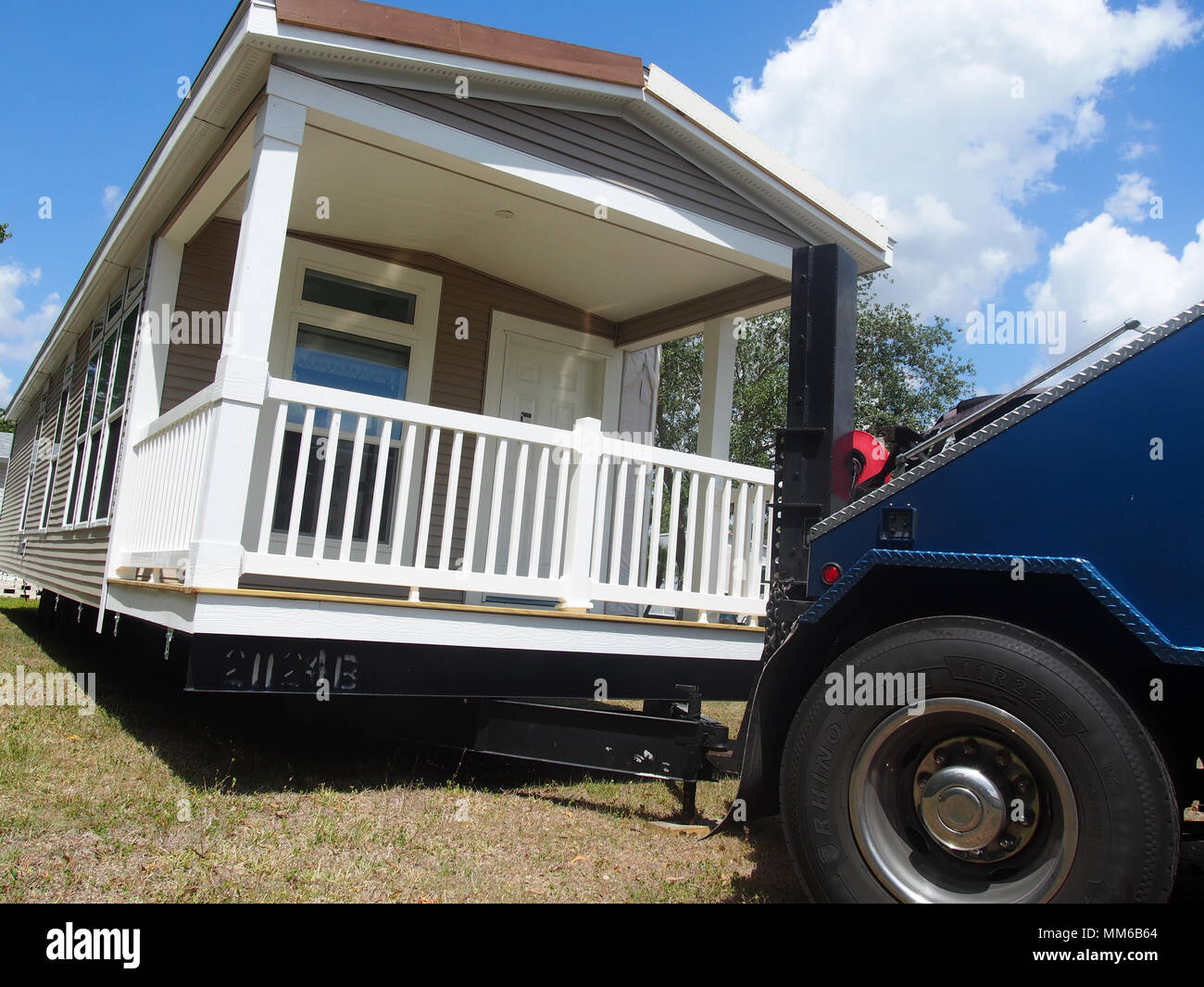 Truck hauling house hi-res stock photography and images - Alamy