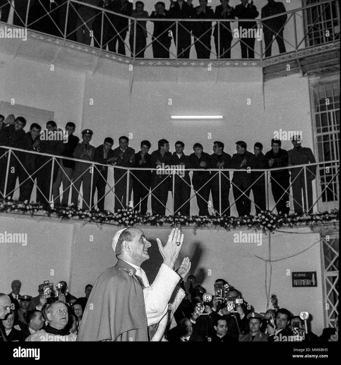 Italy Rome Paolo VI vis the Prison Regina Coeli - 9th April 1964 Stock ...