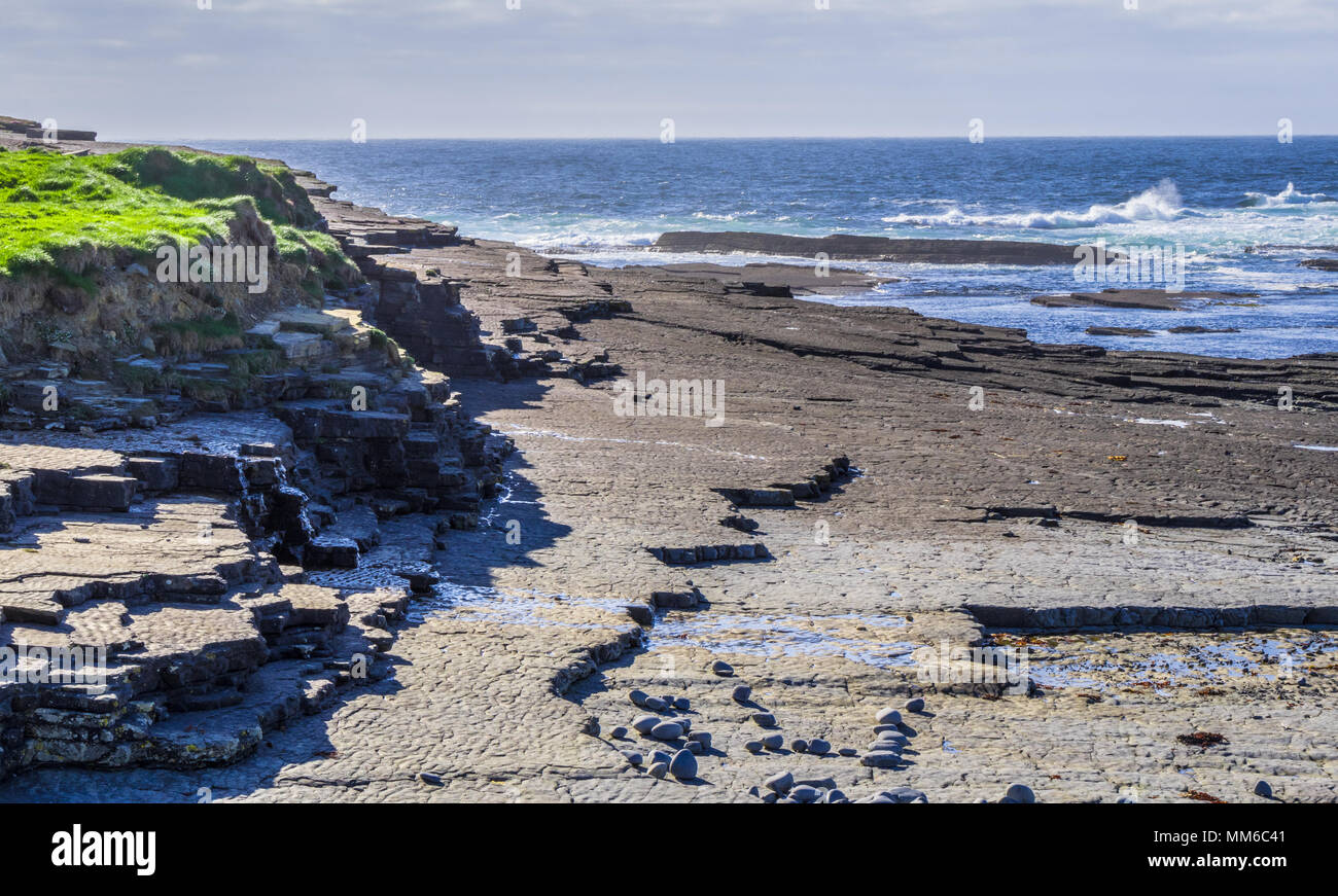 The rocky Kilkee Beach at the Irish coast Stock Photo - Alamy
