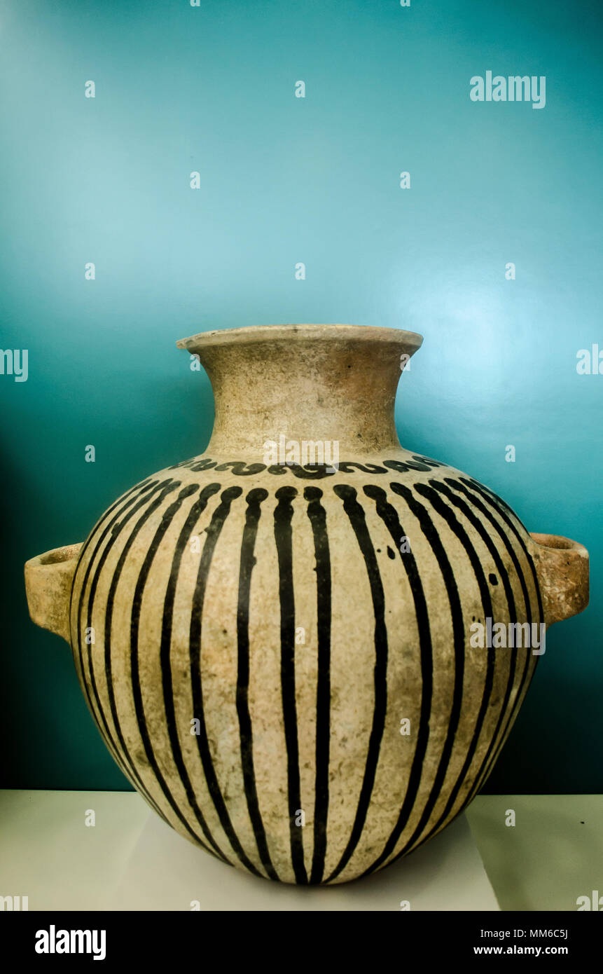 Maya indian pottery hi-res stock photography and images - Alamy