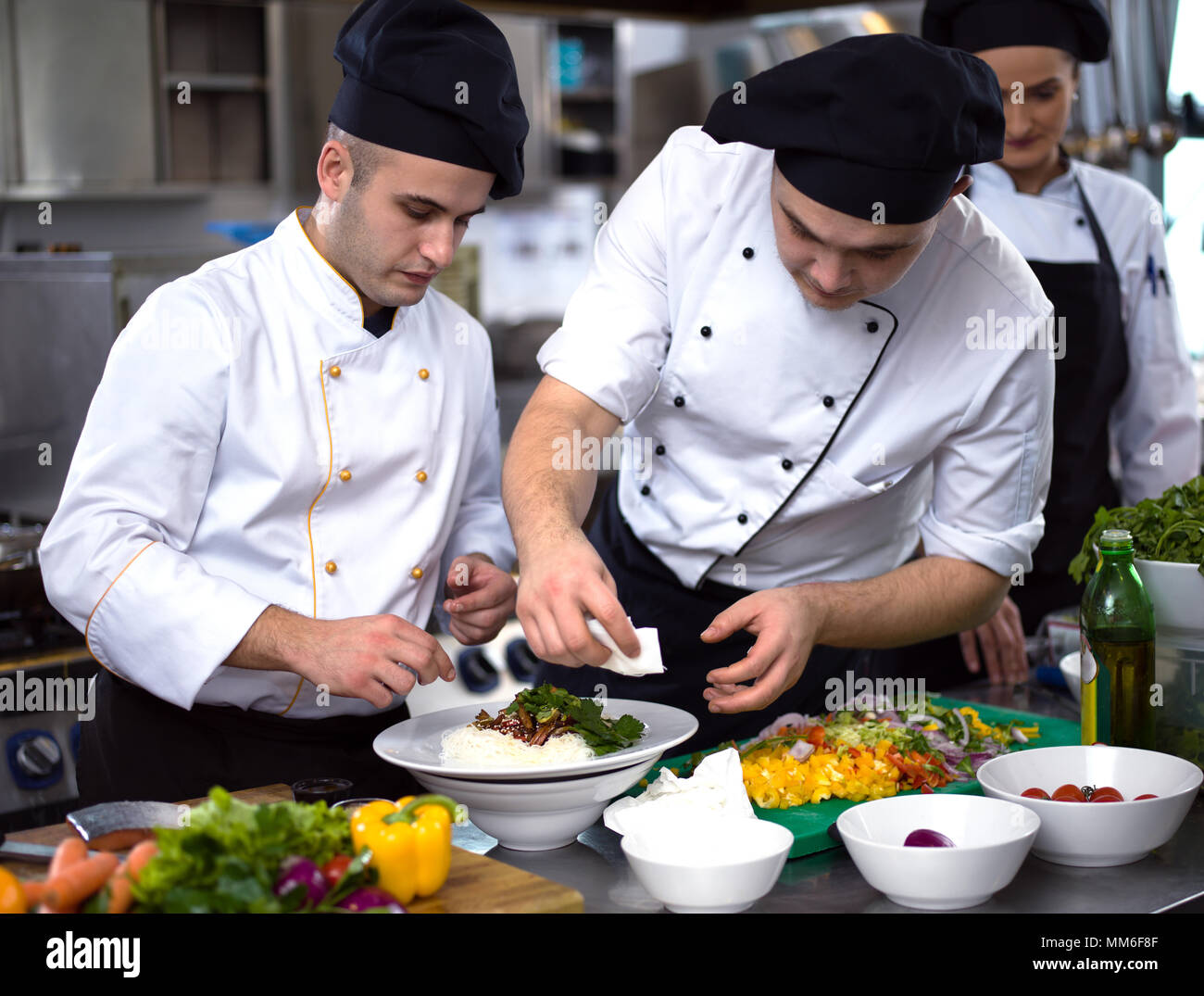 Chef hands serving spaghetti on restaurant kitchen Stock Photo - Alamy