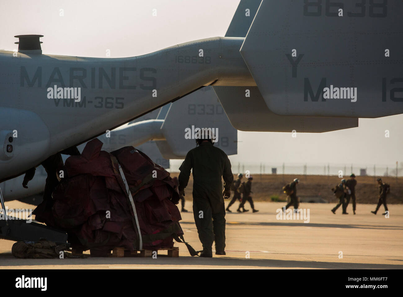 Marines assigned to the 24th Marine Expeditionary Unit offload cargo ...