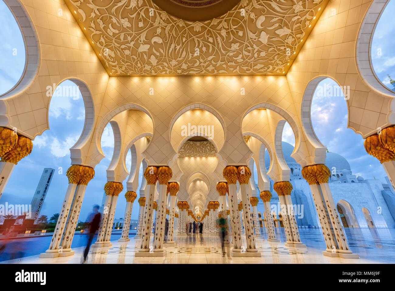 Abu Dhabi Sheikh Zayed Grand Mosque twilight columns United Arab ...