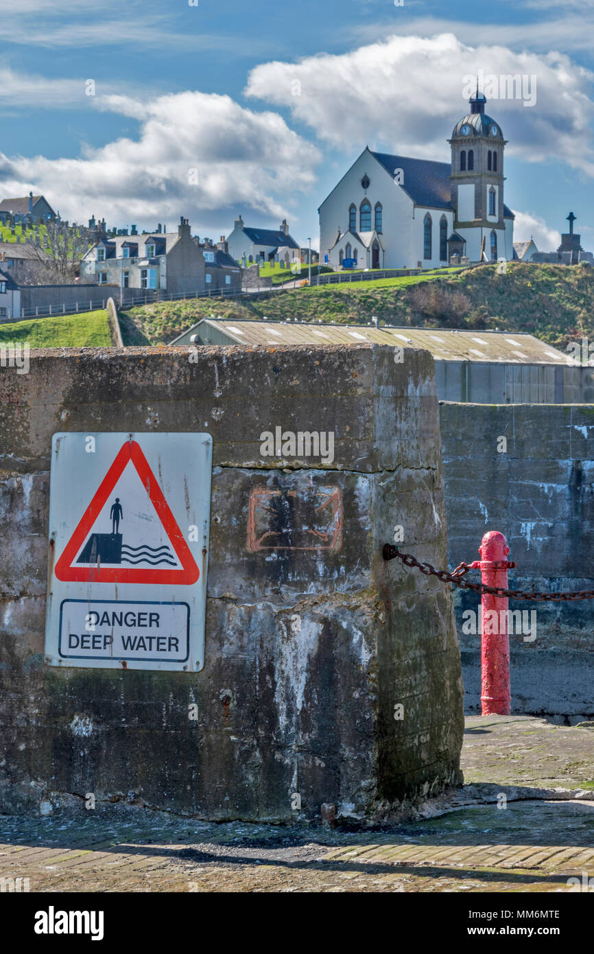 MACDUFF ABERDEENSHIRE SCOTLAND SHIPYARD OR BOATYARD DANGER DEEP WATER ...