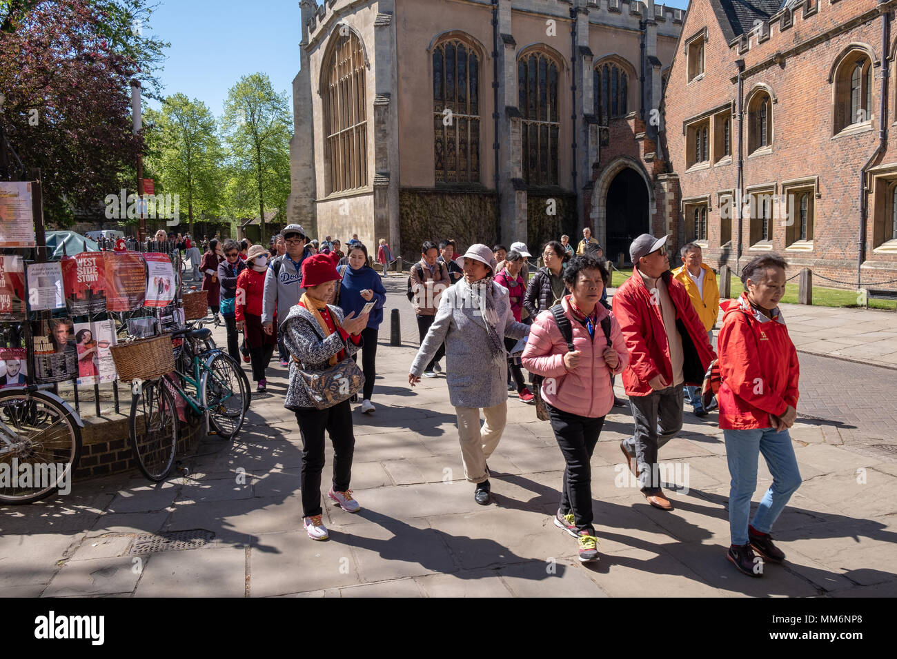 Chinese tourists cambridge hi-res stock photography and images - Alamy