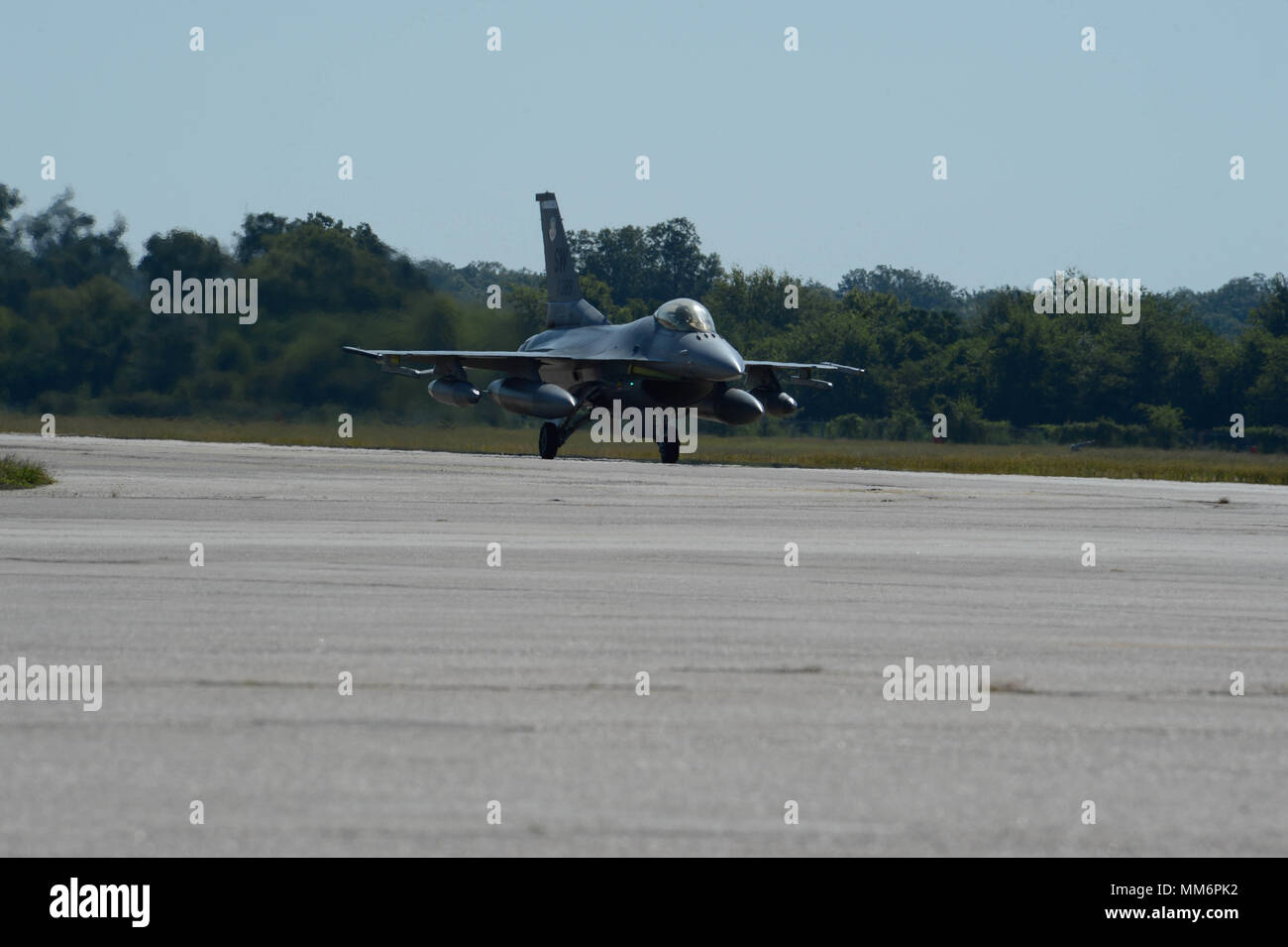 An F-16 Fighting Falcon from Shaw Air Force Base, S.C., taxis down the ...