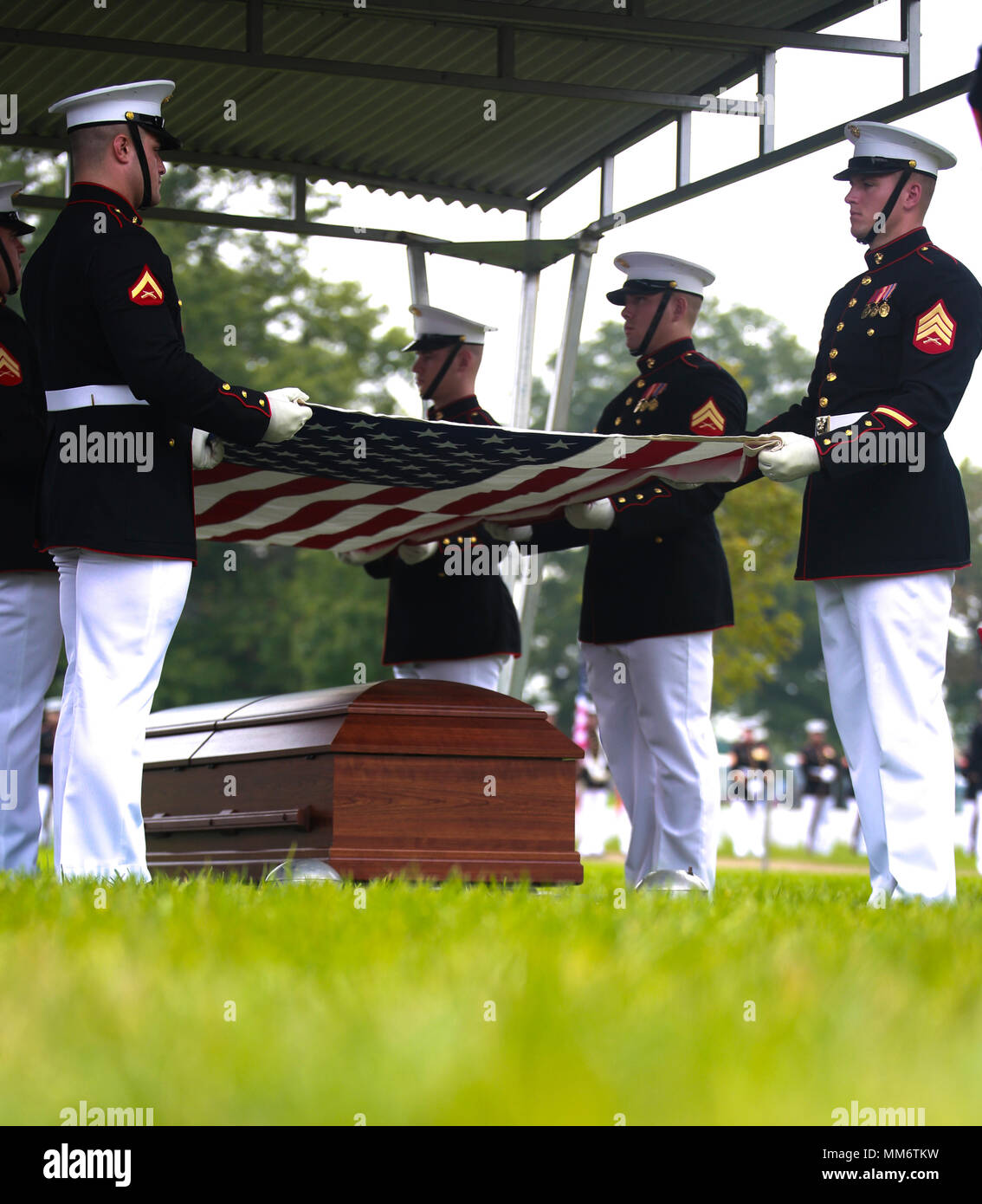Marine funeral fold flag hi-res stock photography and images - Alamy
