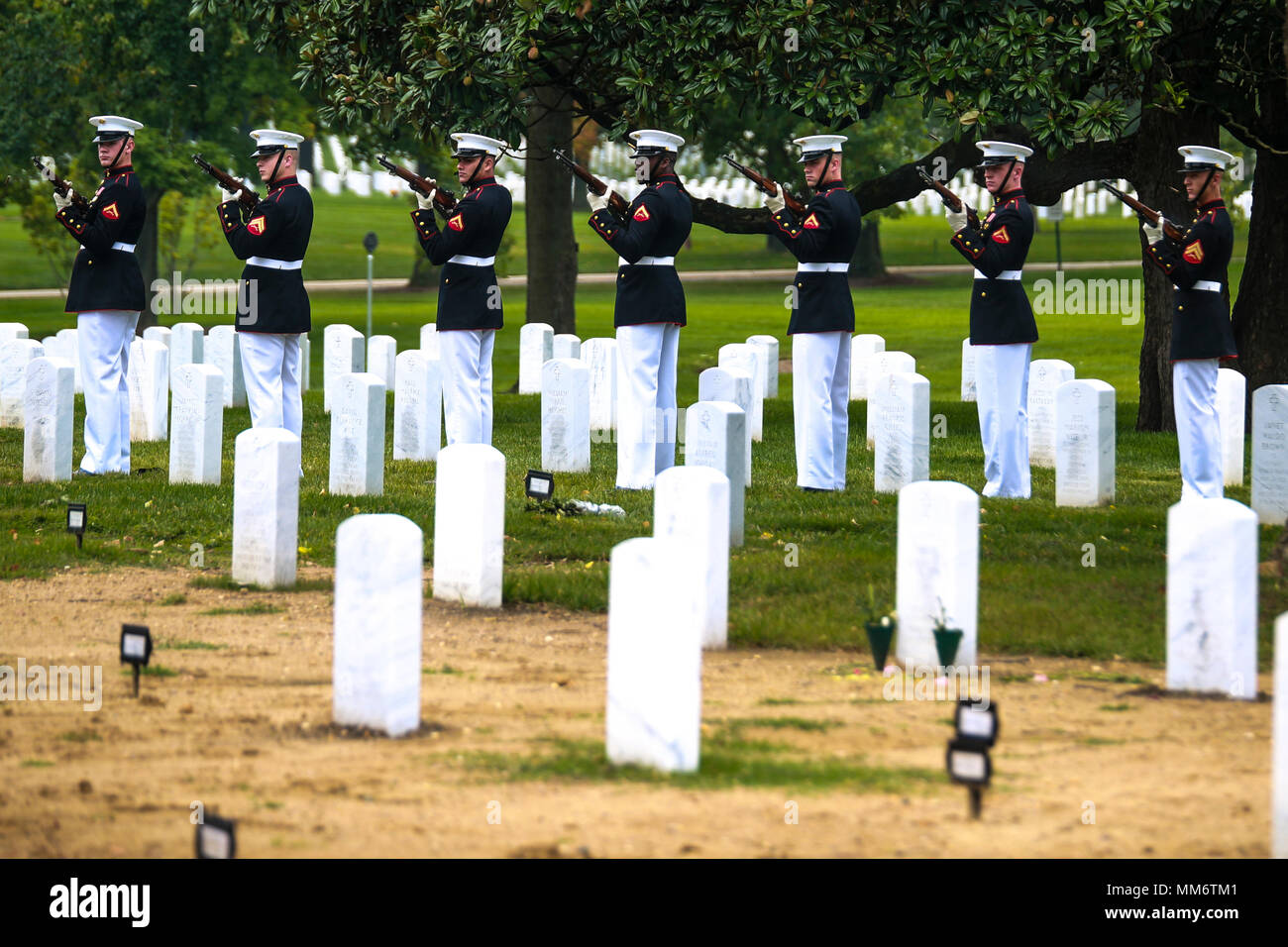 Marines with the Bravo Company firing party, Marine Barracks Washington ...