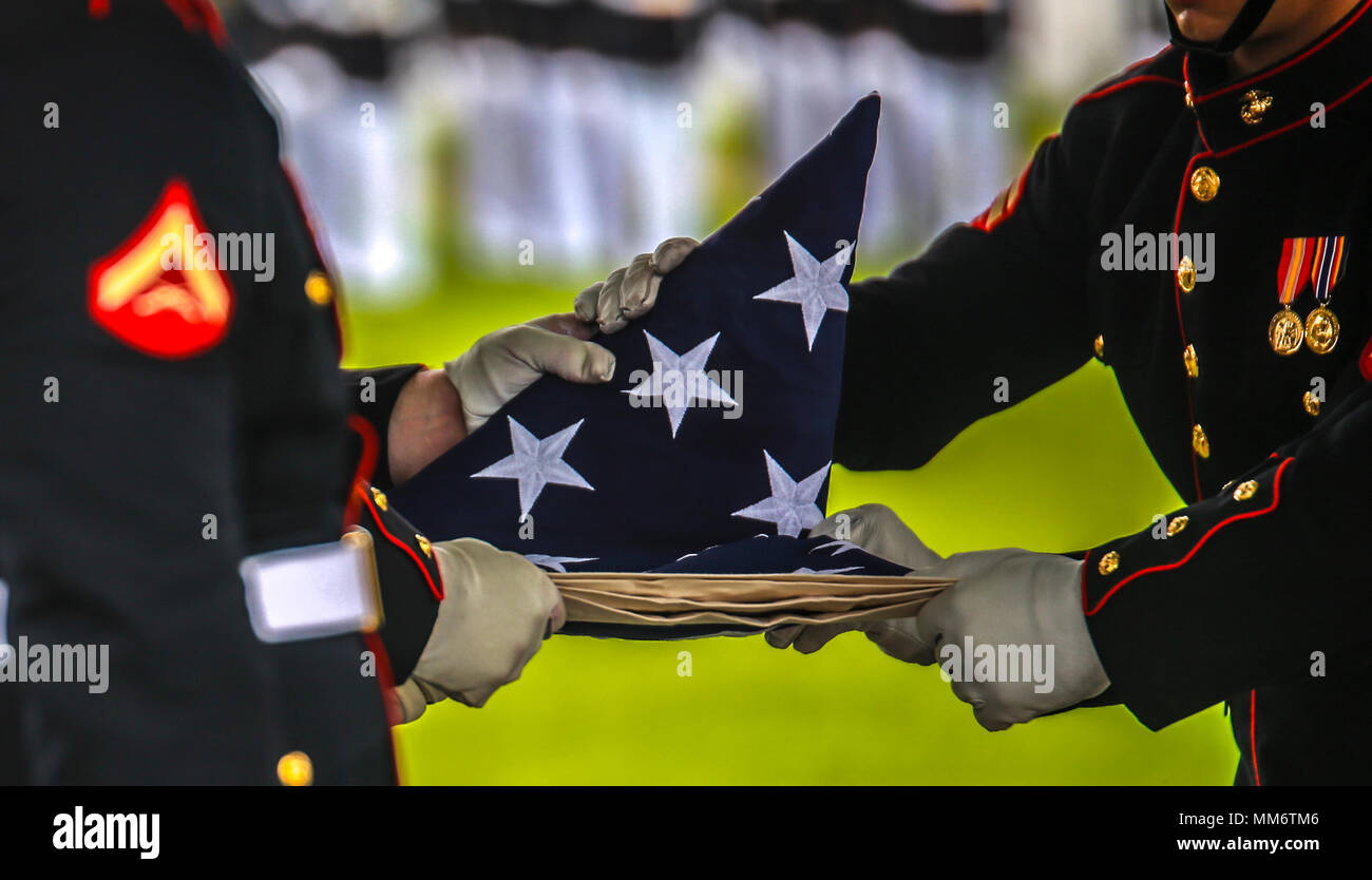 Marine funeral fold flag hi-res stock photography and images - Alamy