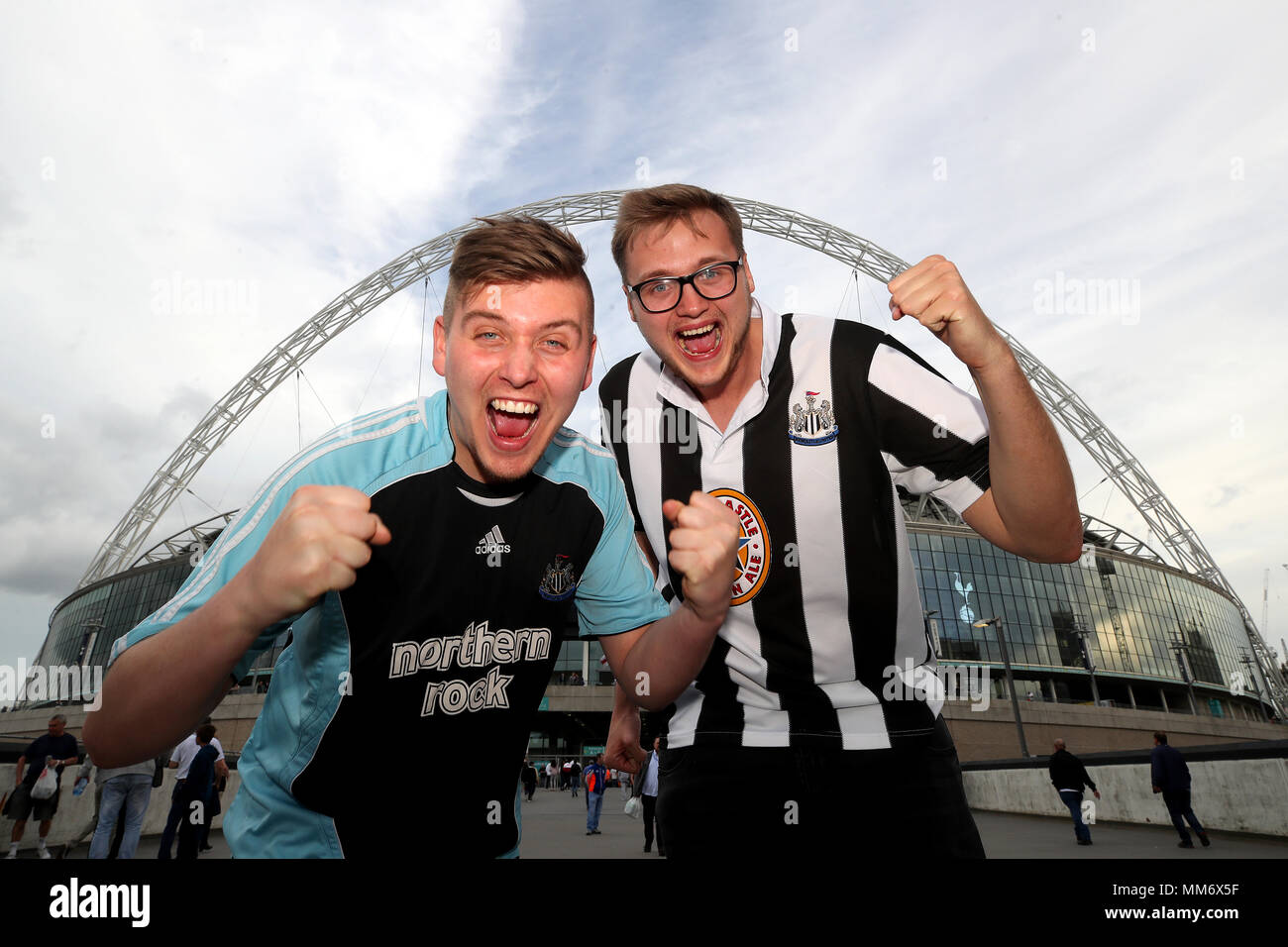 Newcastle united fans outside wembley hi-res stock photography and ...
