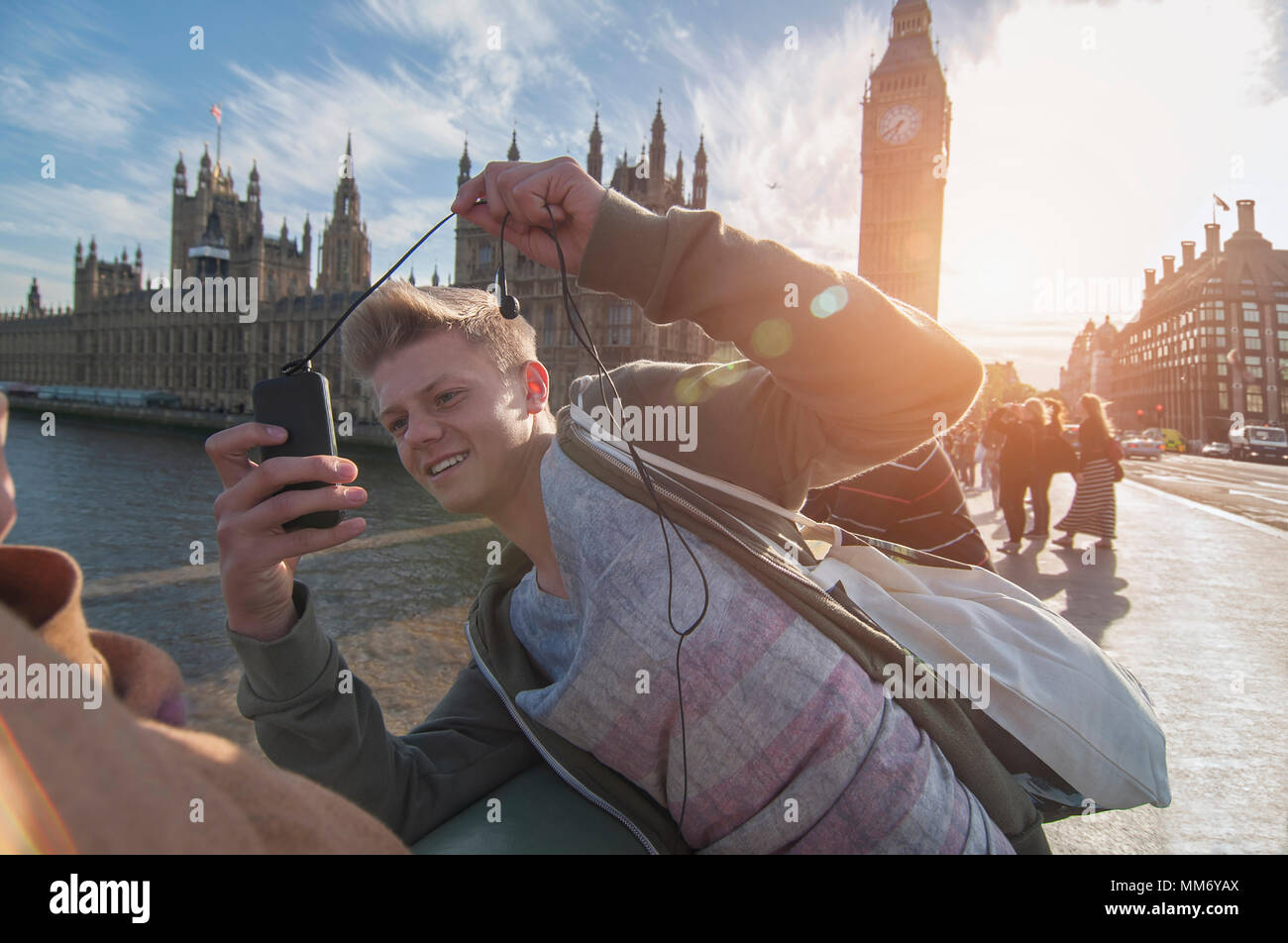 Mobile phone silhouette london hi-res stock photography and images - Alamy