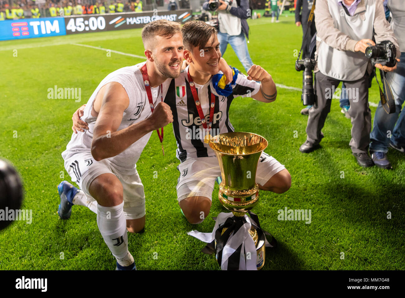 Dybala trophy hi-res stock photography and images - Alamy