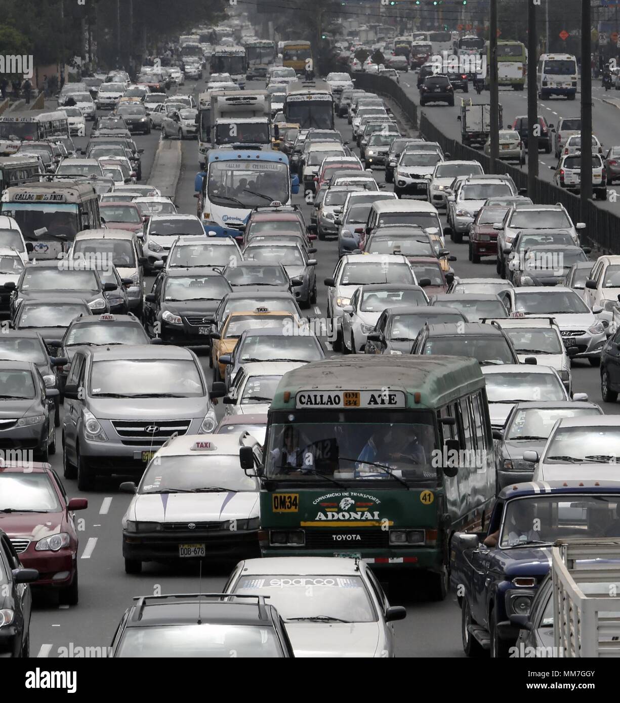 30 de octubre del 2014 Trafico en la via expresa de Javier Prado y ...