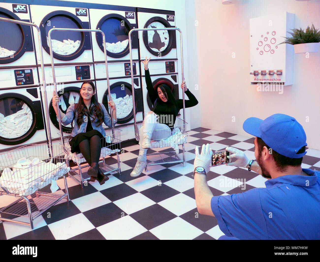 FILED - 20 April 2018, US, New York: Visitors photographing themselves ...