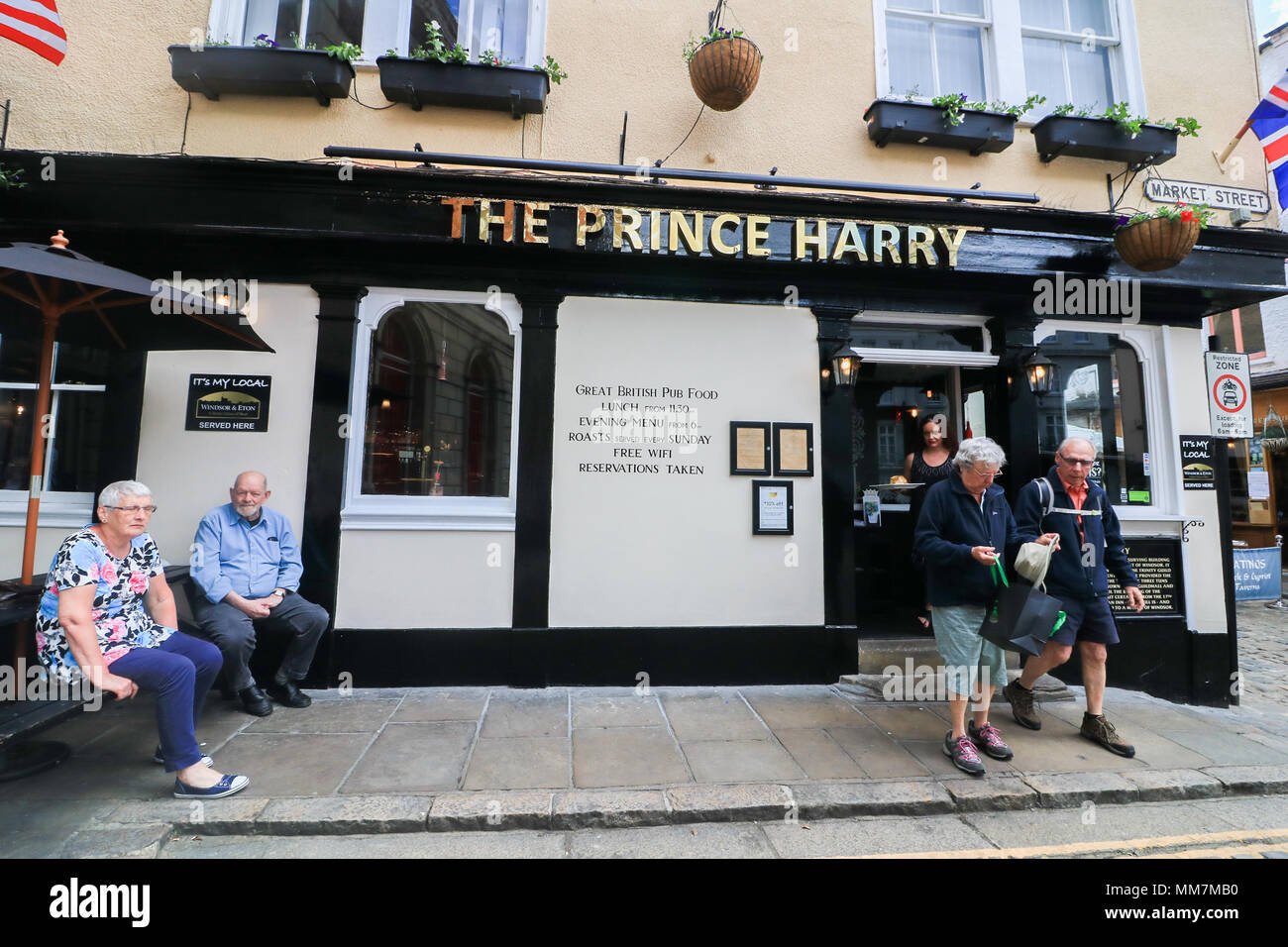 Pub with royal name hi-res stock photography and images - Alamy