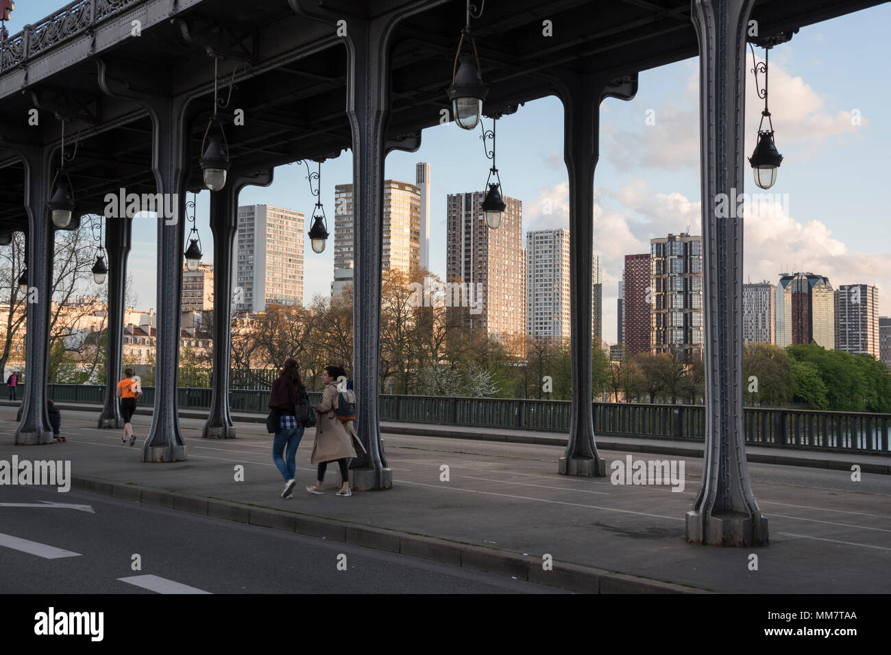 Paris elevated line hi-res stock photography and images - Alamy