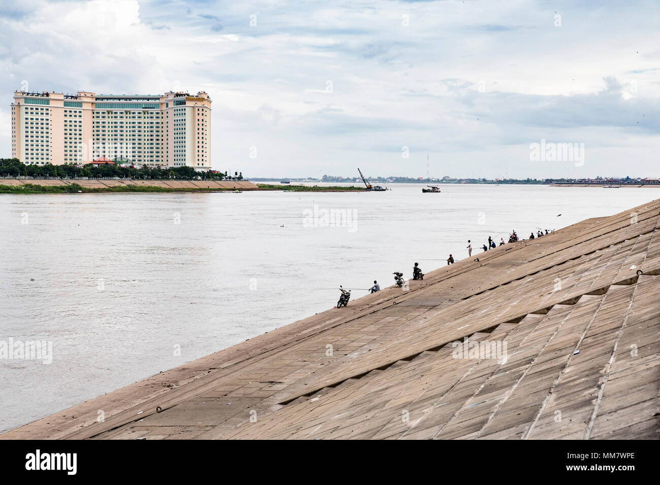 Cambodia phnom penh riverside park hi-res stock photography and images ...