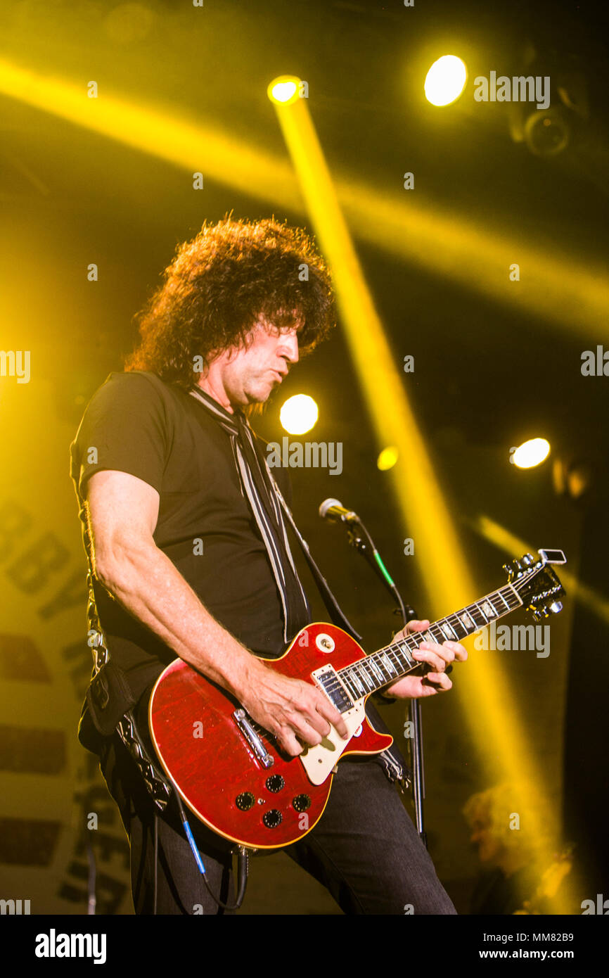Tommy thayer hi-res stock photography and images - Alamy