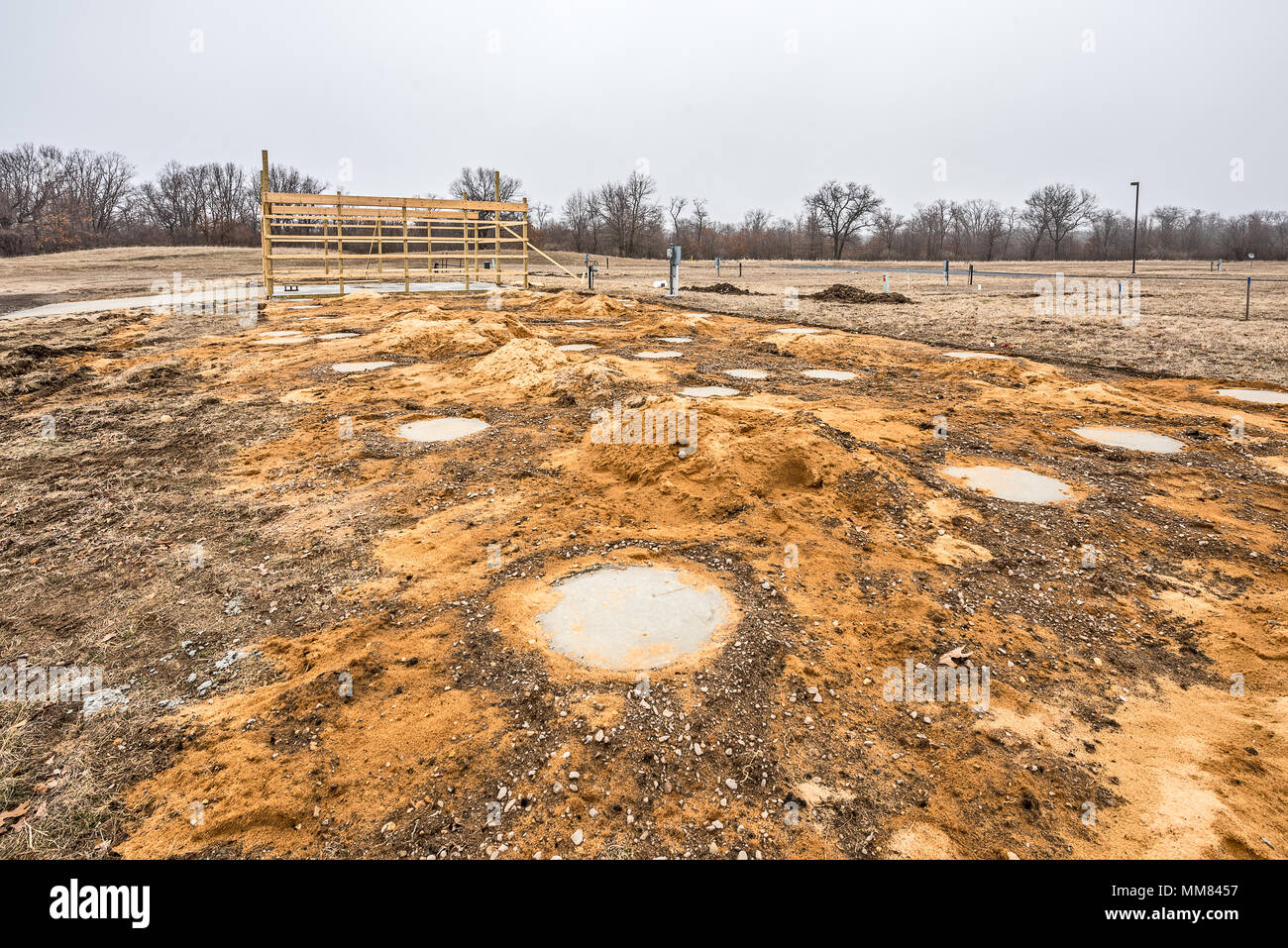 Dirt driveway hi-res stock photography and images - Alamy