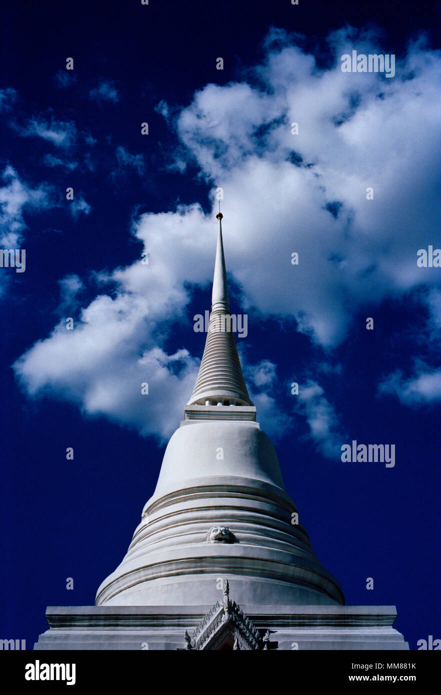 Dramatic sky behind the chedi stupa of the Buddhist temple Wat Pathum ...