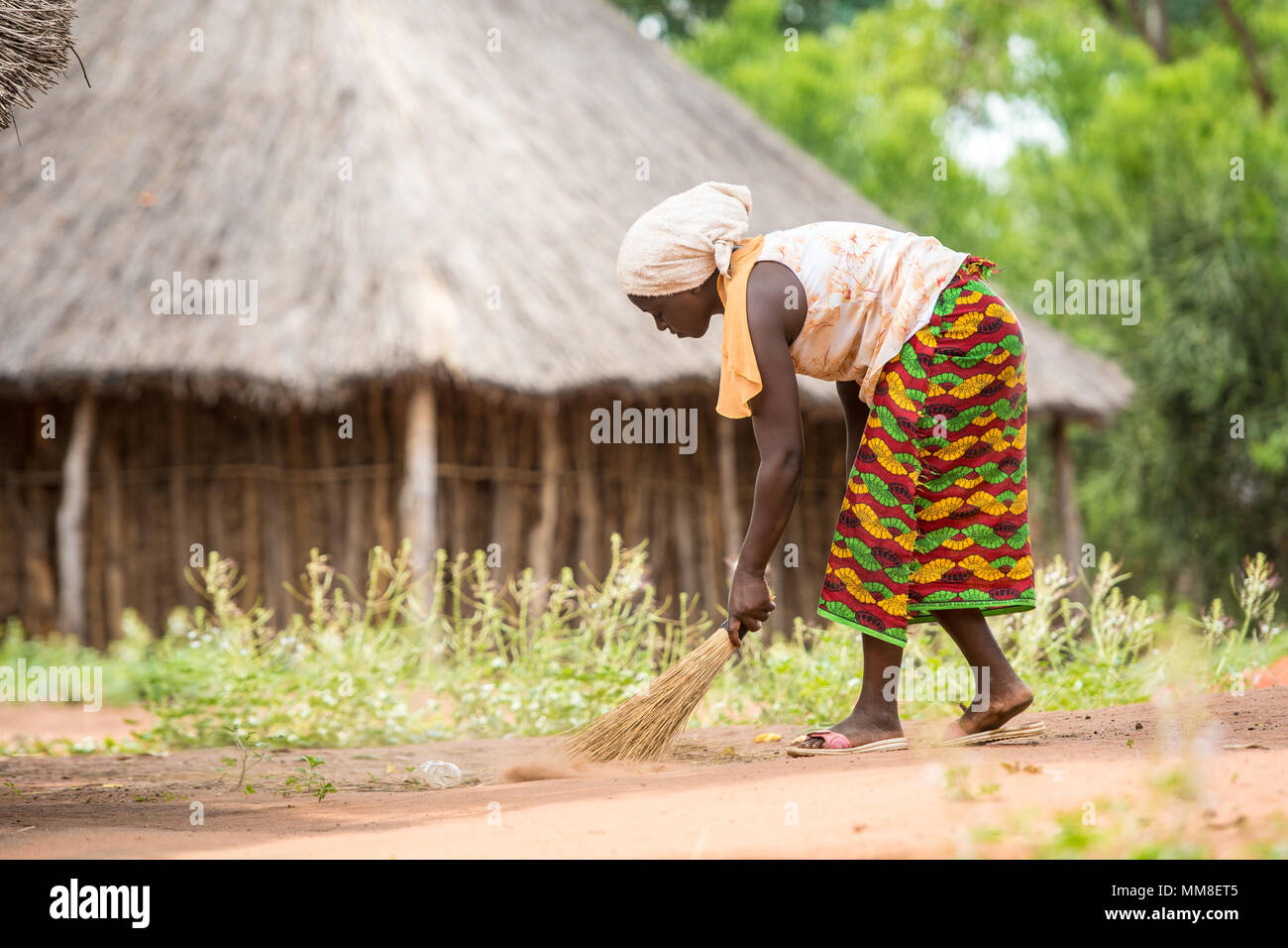 African woman sweeping hi-res stock photography and images - Alamy
