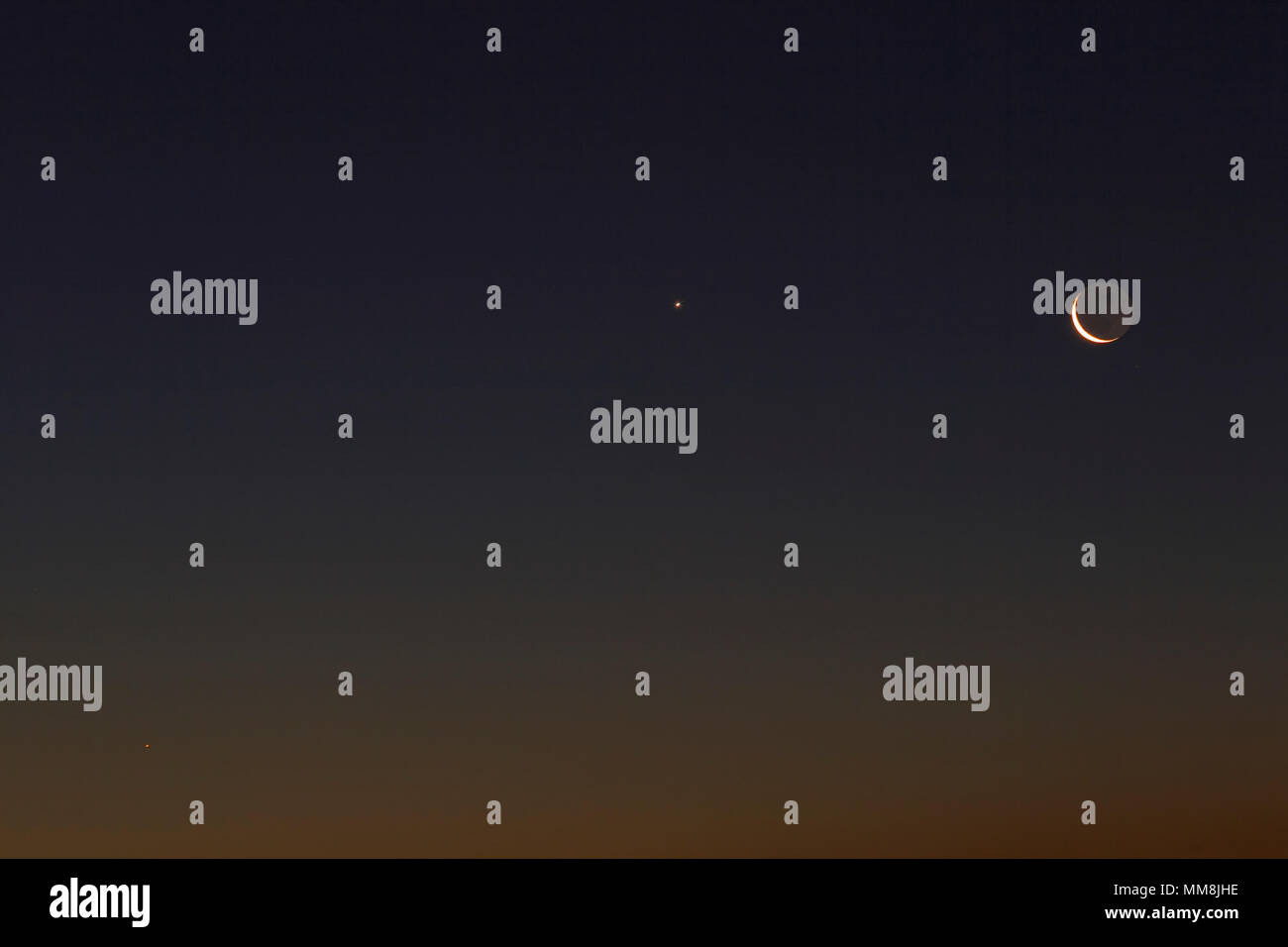 Crescent moon, Saturn and Mercury in a dawn sky Stock Photo - Alamy