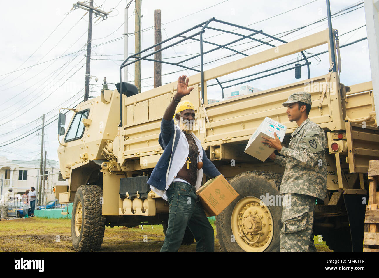 Food handing out disaster hi-res stock photography and images - Alamy