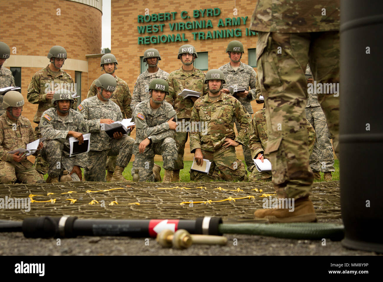 Air Assault students receive sling load training Stock Photo - Alamy