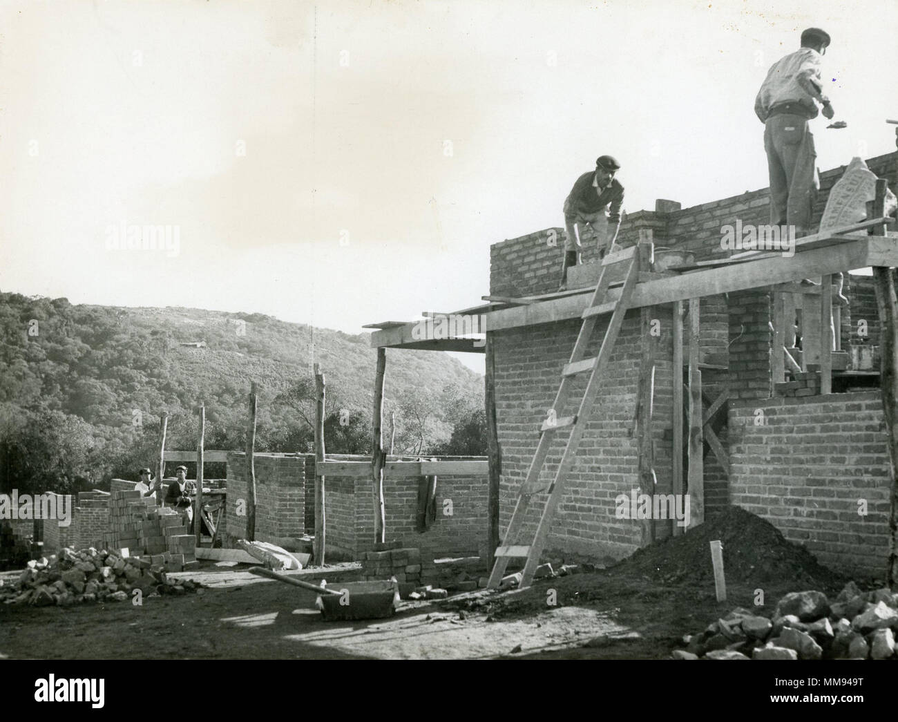 Snapshot of brick layers, building a structure Stock Photo - Alamy