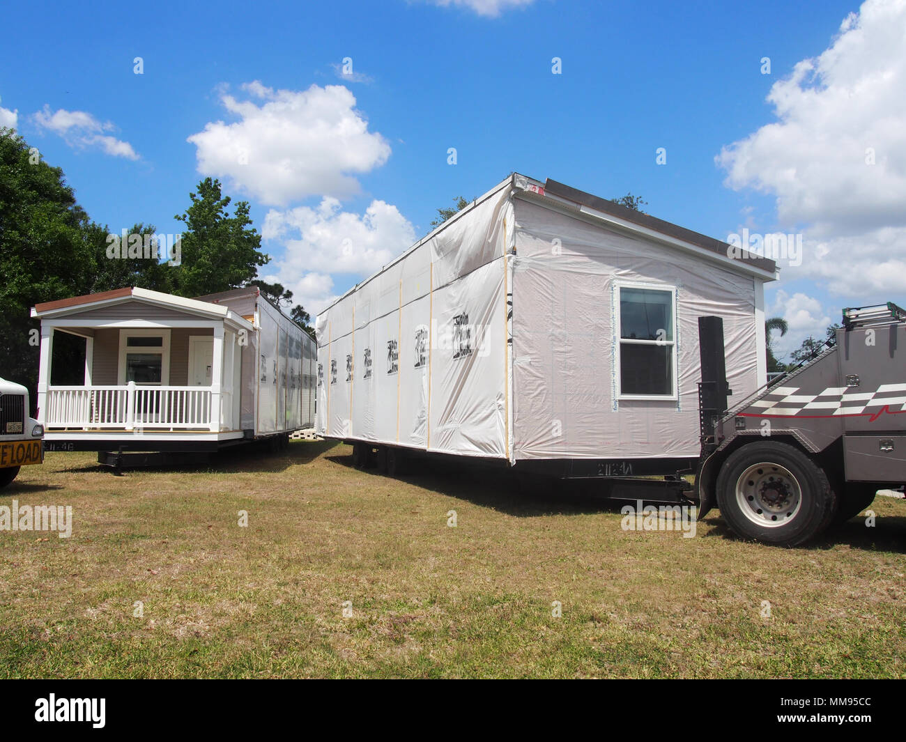 Truck hauling house hi-res stock photography and images - Alamy