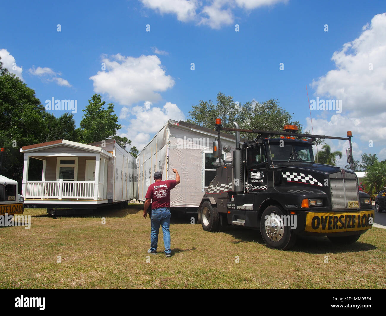 Truck hauling house hi-res stock photography and images - Alamy