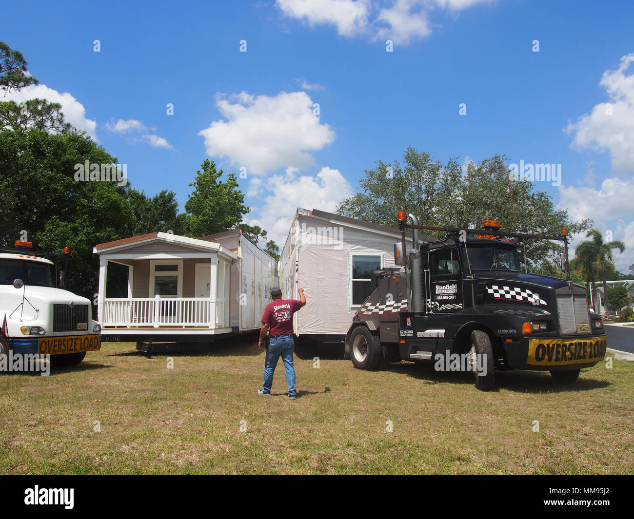 Truck hauling house hi-res stock photography and images - Alamy