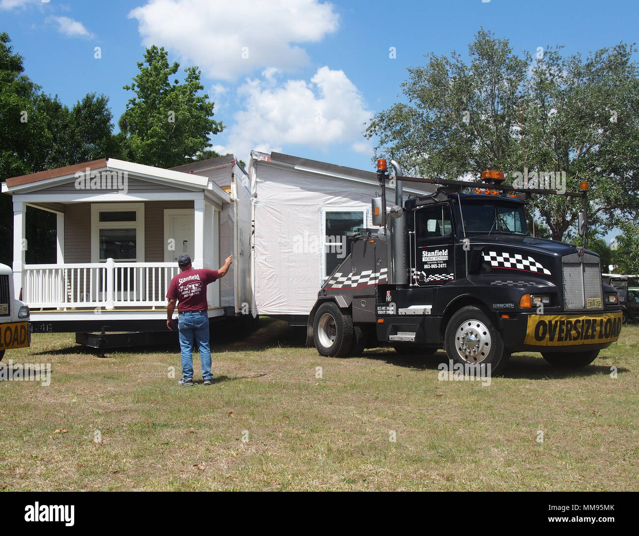 Truck hauling house hi-res stock photography and images - Alamy