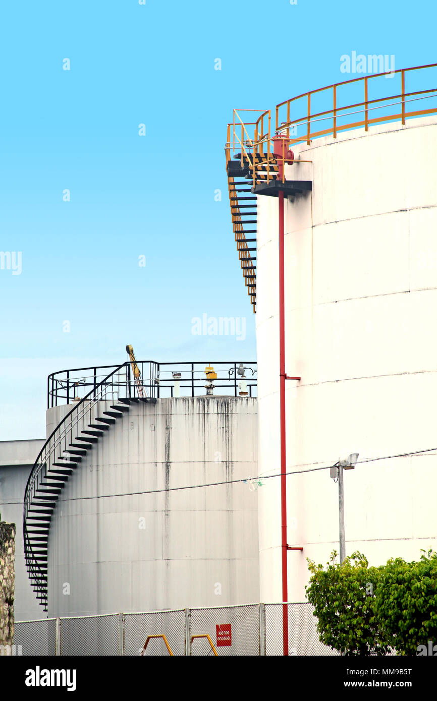 Reservoir huge container products hi-res stock photography and images ...
