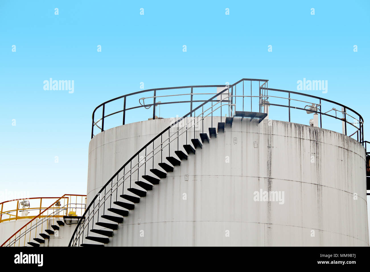 Reservoir huge container products hi-res stock photography and images ...